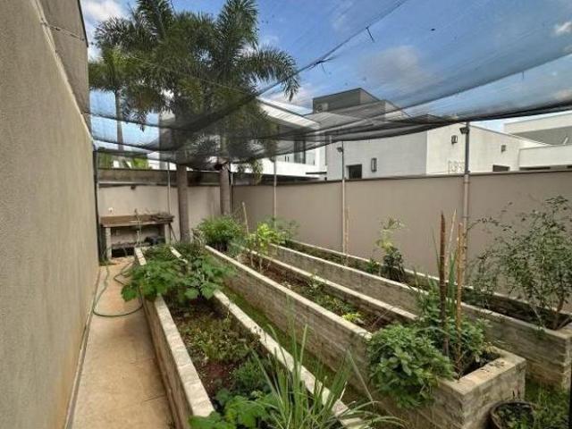 Casa Térrea de Luxo com 5 Suítes, Piscina e Campo de Futebol em Frente à Praça ? 1.039m²