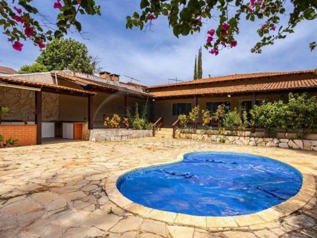 Casa térrea de luxo: 4 quartos, 3 suítes com closet, piscina aquecida e lazer em condomínio fechado
