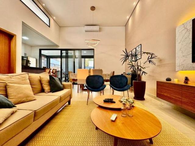 Casa Térrea dos Sonhos: Suíte com Closet e Ambientes Integrados