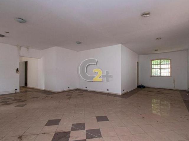 Casa térrea e ampla à venda no Alto de Pinheiros com 4 quartos, 2 suítes, 6 vagas