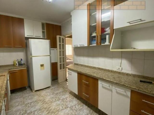 CASA TÉRREA E ISOLADA COM PISCINA