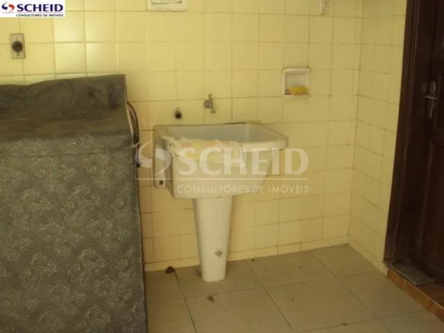 Casa térrea, edícula com cozinha, dormitório, 1suíte, 1 banheiro, 3 vagas, entrada lateral