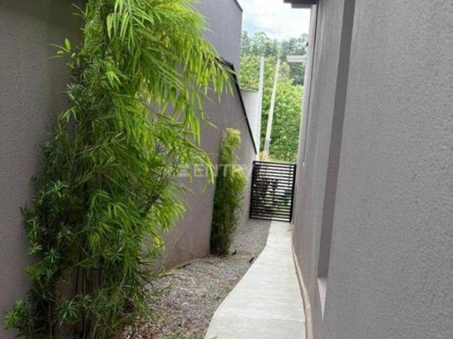 Casa Térrea Elevada com Pé Direito Duplo, Energia Solar e Área Gourmet Completa