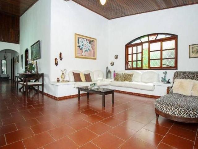 Casa térrea em 2 lotes com piscina, churrasqueira, quintal na Praia da Enseada no Guarujá