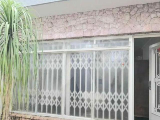 Casa térrea em 357m2 com 3 quartos, 2 suítes, quintal grande, jardim e muito estilo na Vl. Guilherme
