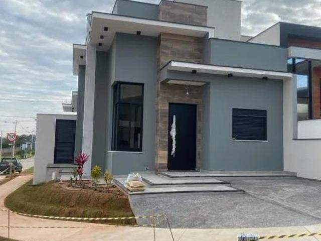 Casa térrea em um lote de esquina no condomínio Horto Florestal Villagio
