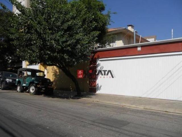 Casa térrea em uma localização arborizada