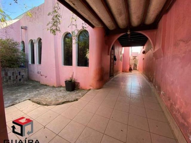 Casa térrea em Vila com Segurança 24h. Duas suítes, sala dois ambientes e 2 vagas