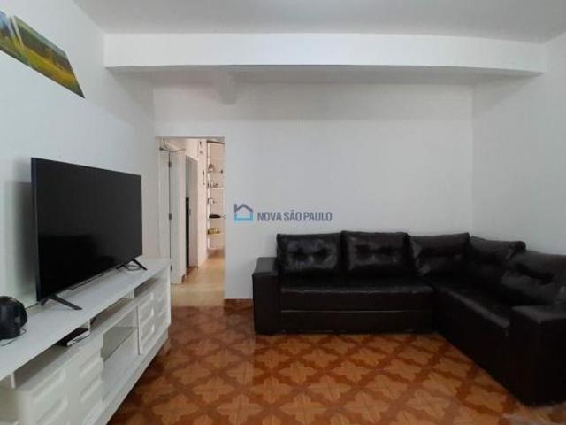 Casa térrea em Vila Domitila. 3 quartos, quintal. 4 vagas