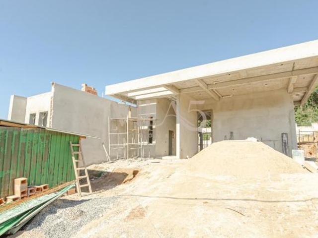 Casa térrea em condomínio clube cercado pela natureza