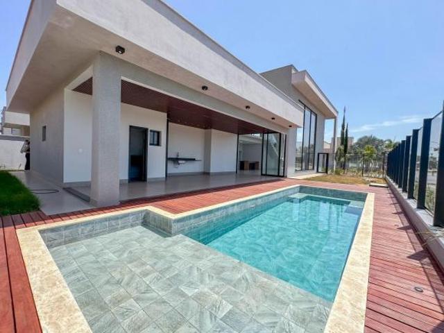 Casa térrea em condomínio com 03 suítes, 300m² à venda no Portal do Sol Green Goiânia GO