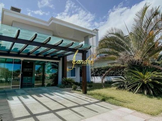 Casa térrea em Condomínio com 04 suítes mobiliado e decorado