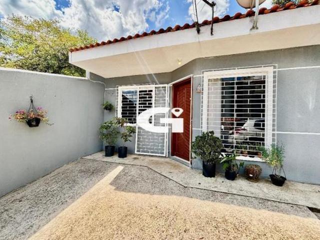 Casa térrea em condomínio com 2 quartos no Santa Cândida e vaga de garagem Cur
