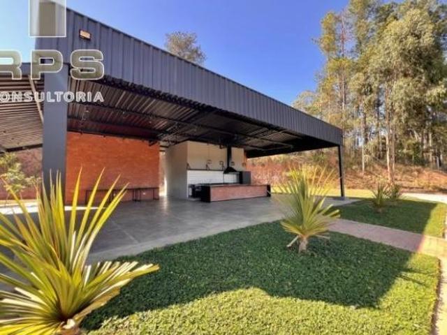 Casa térrea em Condomínio com: 2 quartos sendo 1 suíte. 2 banheiros Lareira. Cozinha americana Áre