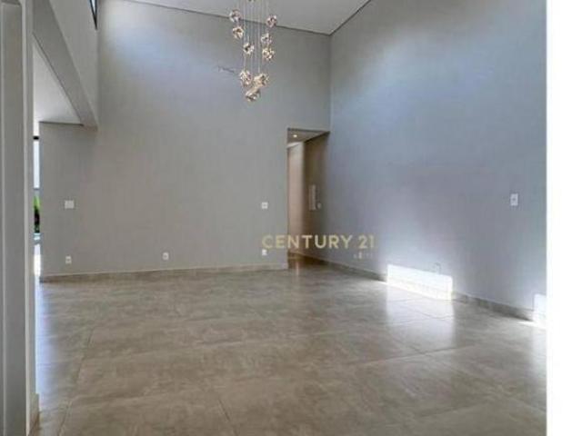Casa térrea em condomínio com 3suítes e piscina