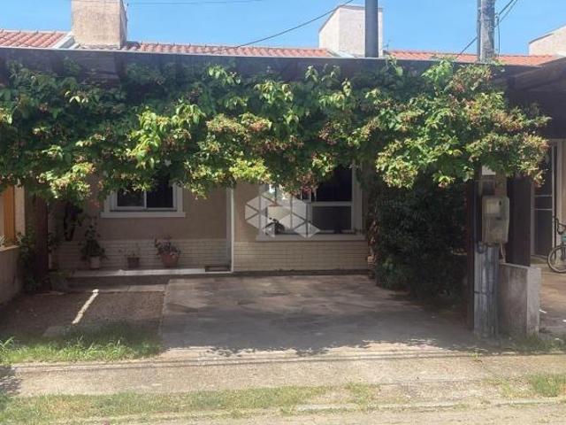 Casa térrea em condomínio com infra, 2 dormitórios, lareira e garagem
