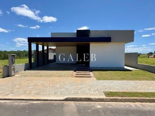 Casa térrea em condomínio completa, com 3 quartos sendo 1 suíte, piscina e churrasqueira