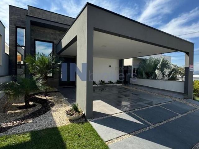 Casa térrea em condomínio de 240m² 3 dorm. 1suíte, planejados, área gourmet, 2 vagas, à venda