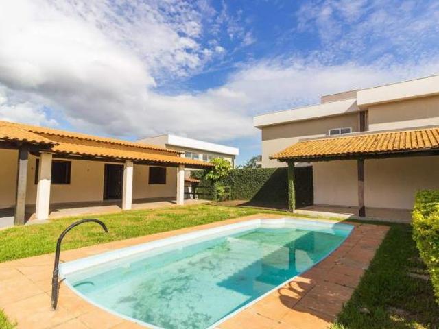 Casa térrea em condomínio fechado, 4 quartos sendo 3 suítes com 423,40m²