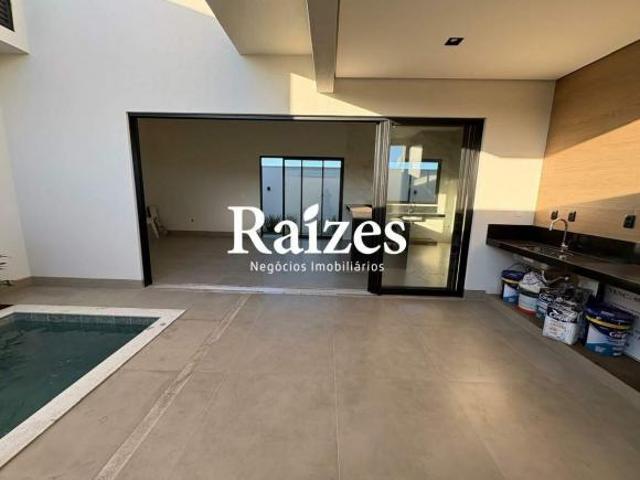 Casa térrea em Condomínio Fechado com 3 Suítes no Novo Mundo em Uberlândia