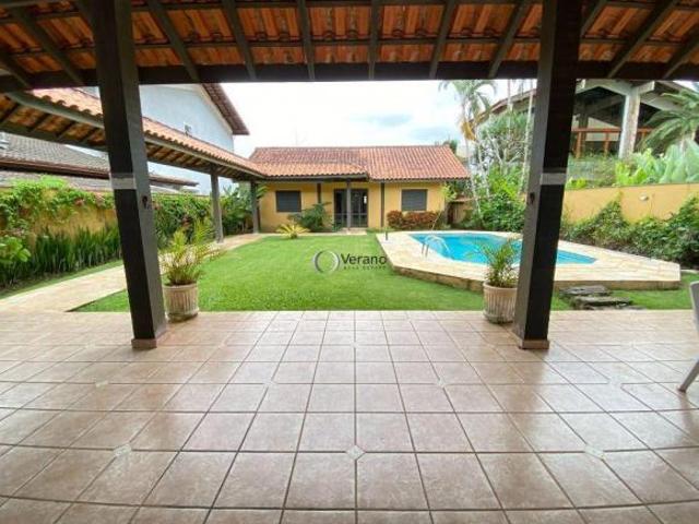 Casa térrea em condomínio fechado com 4 quartos sendo 1 suíte, loca