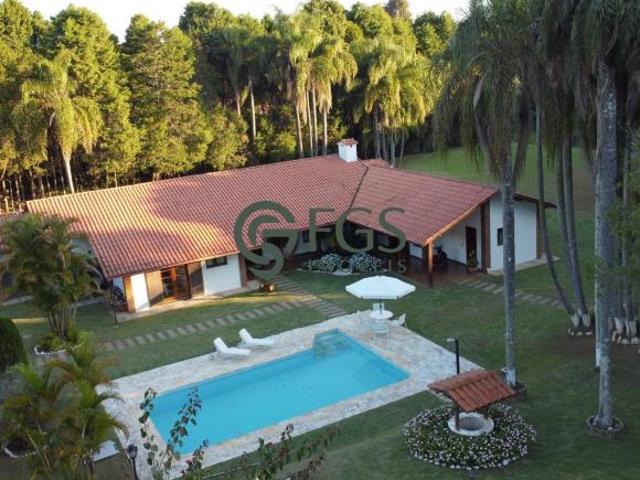 Casa térrea em Condomínio fechado de alto padrão na beira da represa de Ibiúna