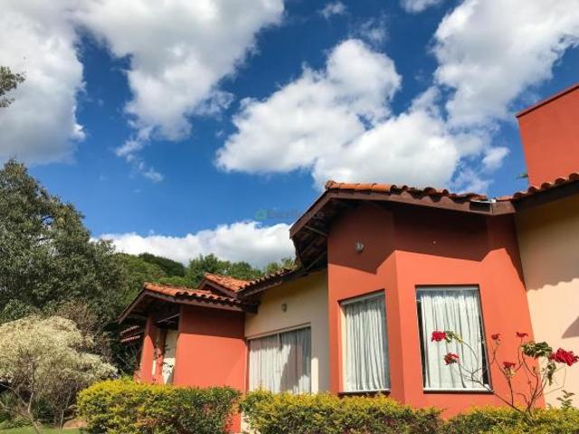 Casa térrea em condomínio fechado em Salto, a poucos minutos de São Paulo, com 2.566m² de terreno, 4