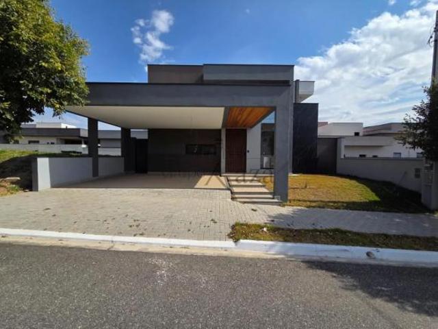 Casa Térrea em Condomínio Reserva Aruanã Loteamento Floresta 3 Suítes 156m²