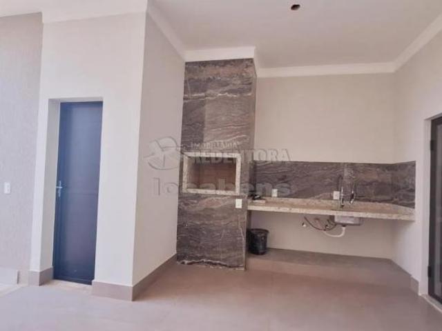 Casa térrea em Condominio 03 Dormitórios 05 wcs Piscina 03 garagem