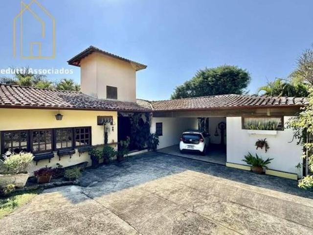 Casa térrea em condomínio, 5 dormitórios sendo 3 suítes