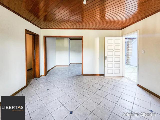 Casa térrea em frente a praça