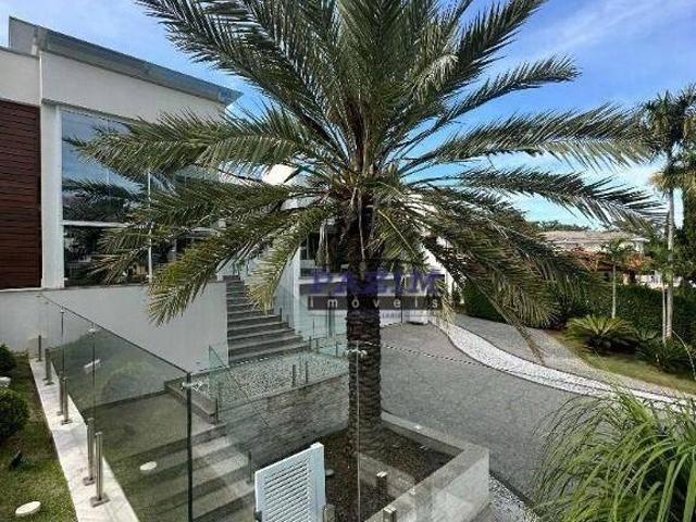 Casa térrea em frente ao lago, com 5 suítes no Cond. Marambaia
