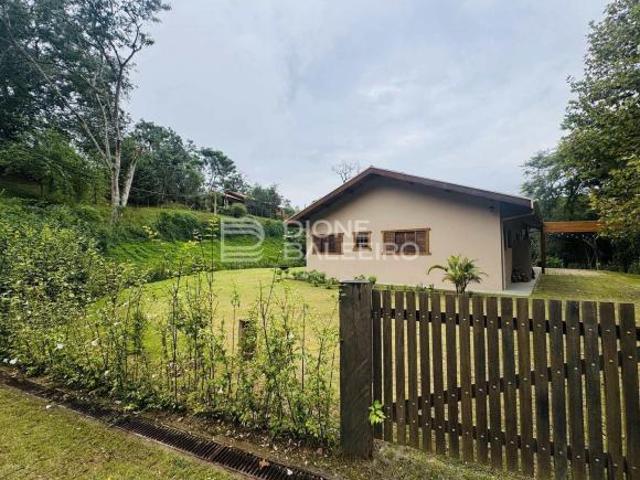 Casa térrea em lote plano no Mantiqueira