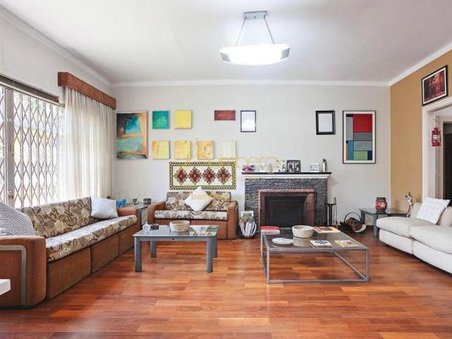 Casa térrea em ótima localização no coração da Granja Julieta