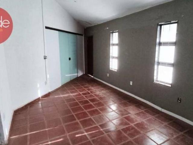 Casa térrea em ótima localização, no Jardim Irajá, 4 dormitórios sendo 1 suíte