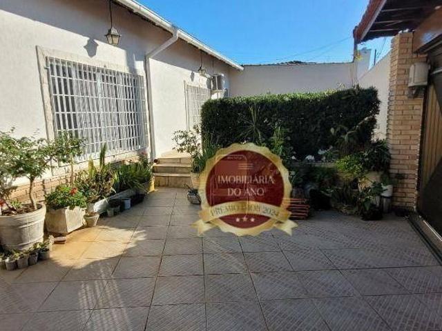 casa térrea em ótima localização com 2 quartos sendo 1 suíte, sala 2 ambientes, quintal com 2 vagas