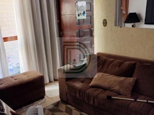 Casa térrea em ótima localização, próxima de comércio e transporte público