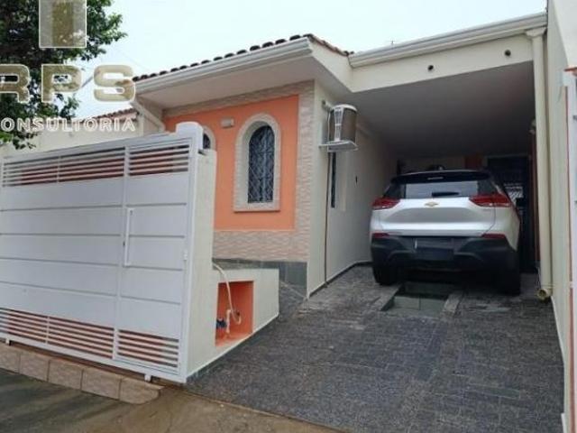 Casa térrea em ótimo estado de conservação. 02 dormitórios, cozinha com planejados, próximo de com