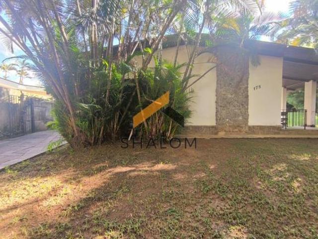 Casa térrea em residencial fechado 4 dormitórios, amplo terreno e edícula