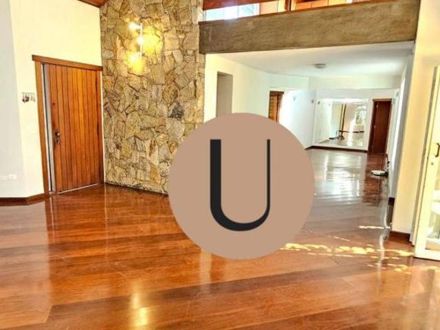 Casa térrea em rua fechada! 3 suítes, 4 vagas, piscina! Chácara Santo Antônio!