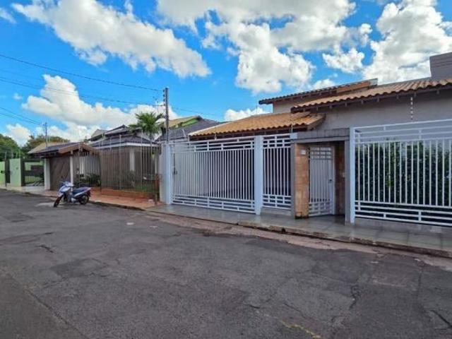 Casa térrea em rua tranquila proximo à praças