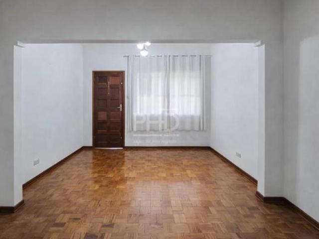 Casa térrea em SBC com terreno de 439m², 2 dormitórios, até 5 vagas e edícula independente, próxima