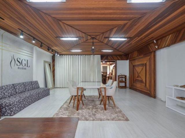 CASA TÉRREA  Encantadora e com Detalhes em Madeira Padrão Excelente
