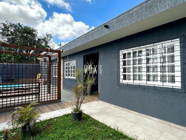 Casa térrea espaçosa com piscina no Xaxim