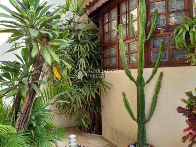 Casa Térrea Espetacular com 3 Suítes e Edícula nos Fundos