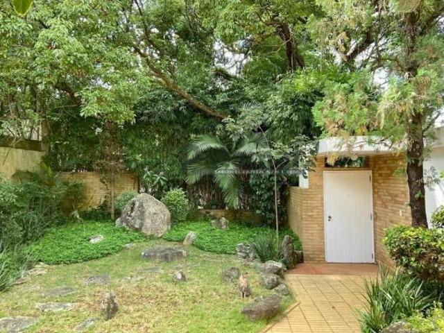 Casa térrea estilo europeu com piscina e jardim