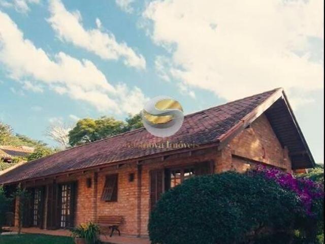 CASA TÉRREA ESTILO NORMANDO, 4 SUÍTES, TERRENO 1.107m², COND. NA GRANJA