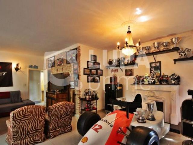 Casa térrea exclusiva no Tremembé com 3 suítes, 8 vagas e amplo terreno de 679m²
