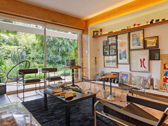 Casa térrea exclusiva, rodeada pelo verde, em terreno de 1.400 m²