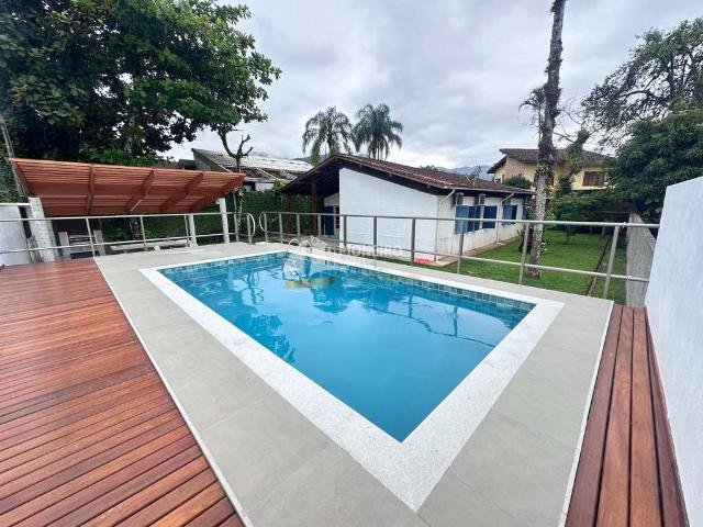 Casa térrea fora de condomínio para férias em Juquehy!